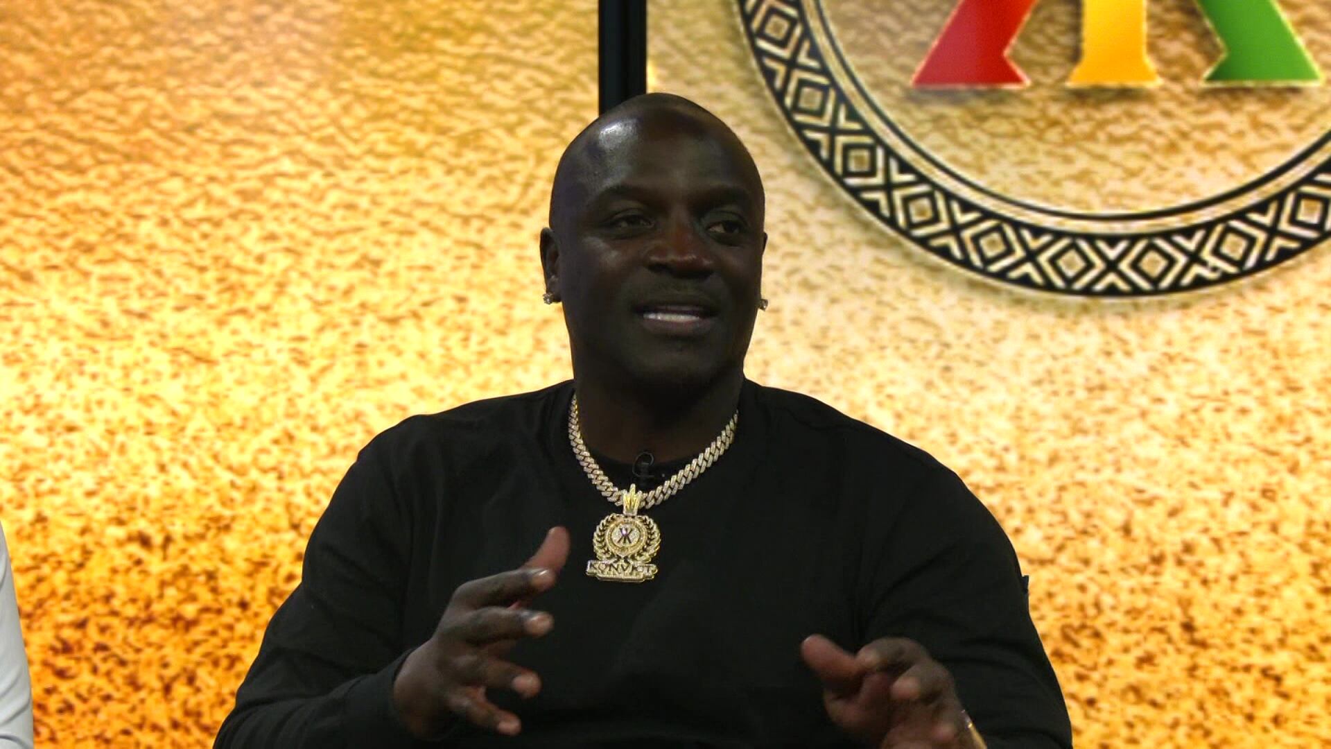 Multi-platinum rapper Akon visits WNDU
