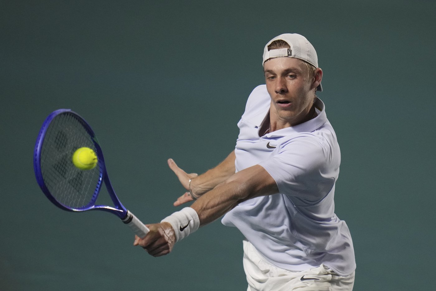 Alcaraz élimine Shapovalov en deux manches au tournoi d'Indian Wells