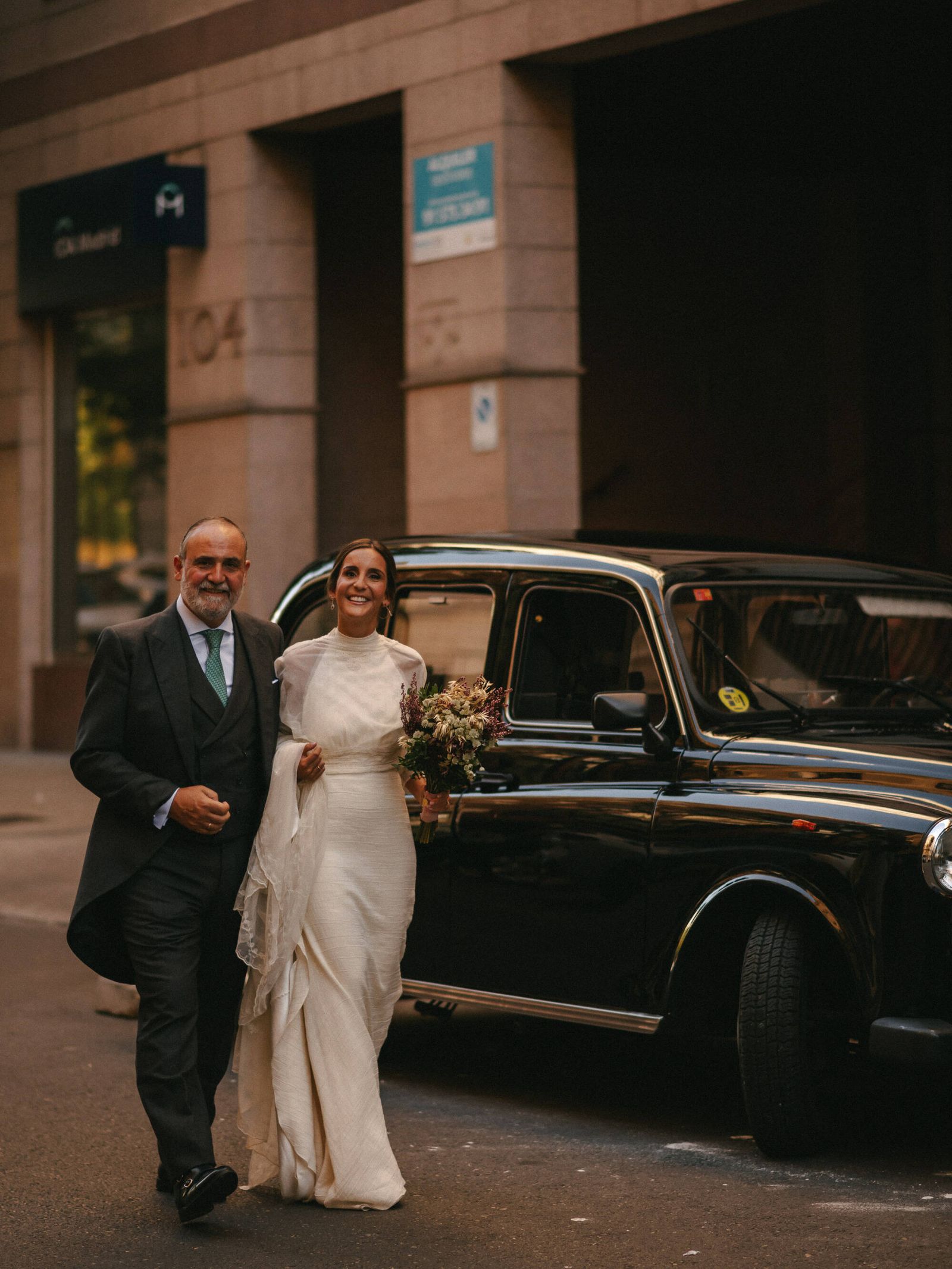 Abrimos el álbum de boda de Bea: una novia boho con vestido de encaje ...