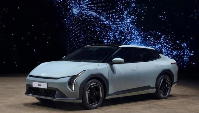 起亚EV4实车曝光，风格太大胆，除了轿车还有掀背车，续航533公里