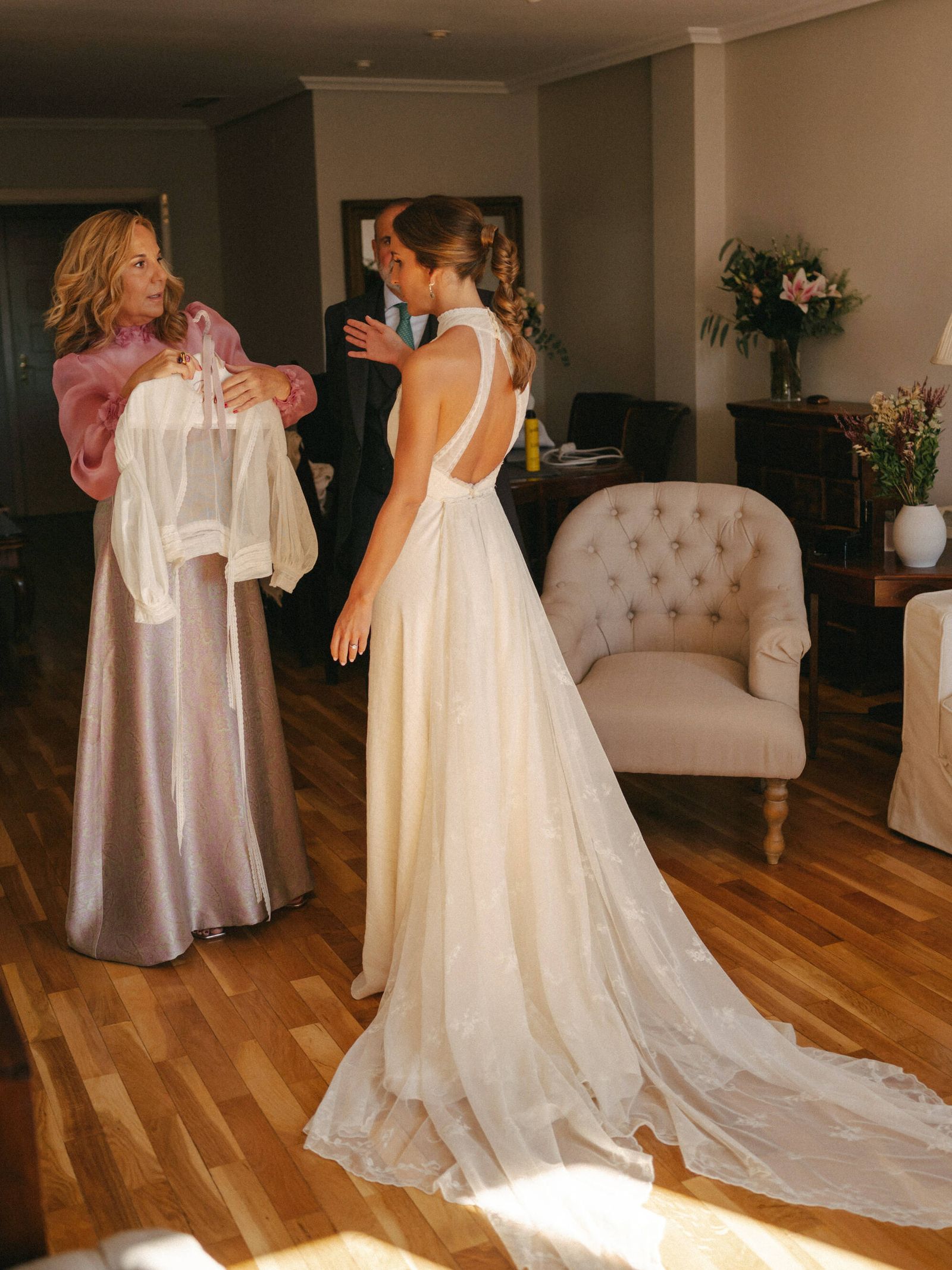Abrimos el álbum de boda de Bea: una novia boho con vestido de encaje ...