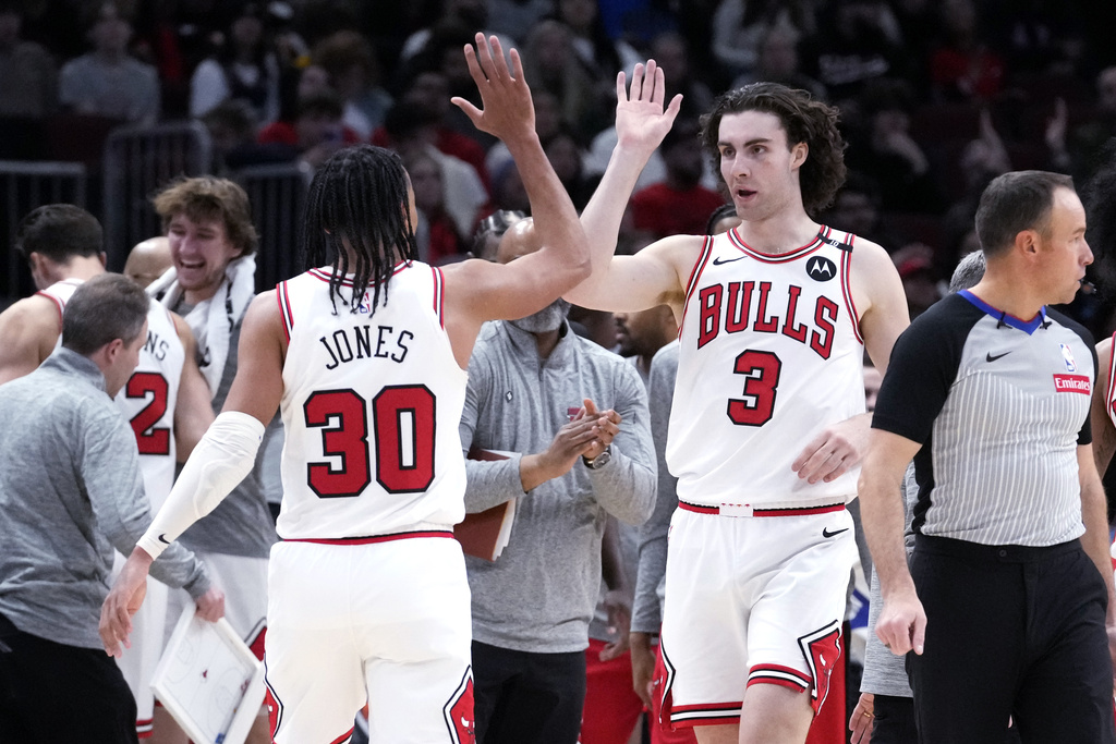 Josh Giddey scores season-high 29 points before injuring ankle and Bulls beat Pacers 121-103