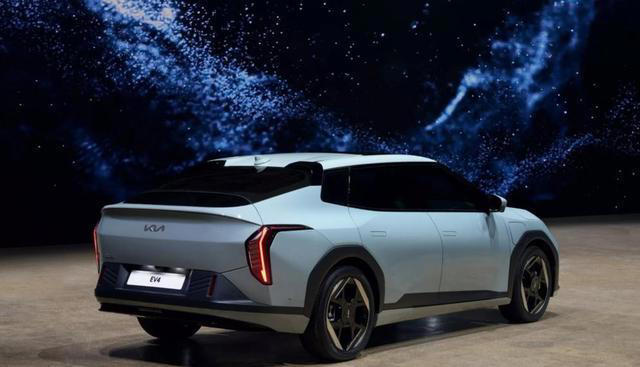 起亚EV4实车曝光，风格太大胆，除了轿车还有掀背车，续航533公里