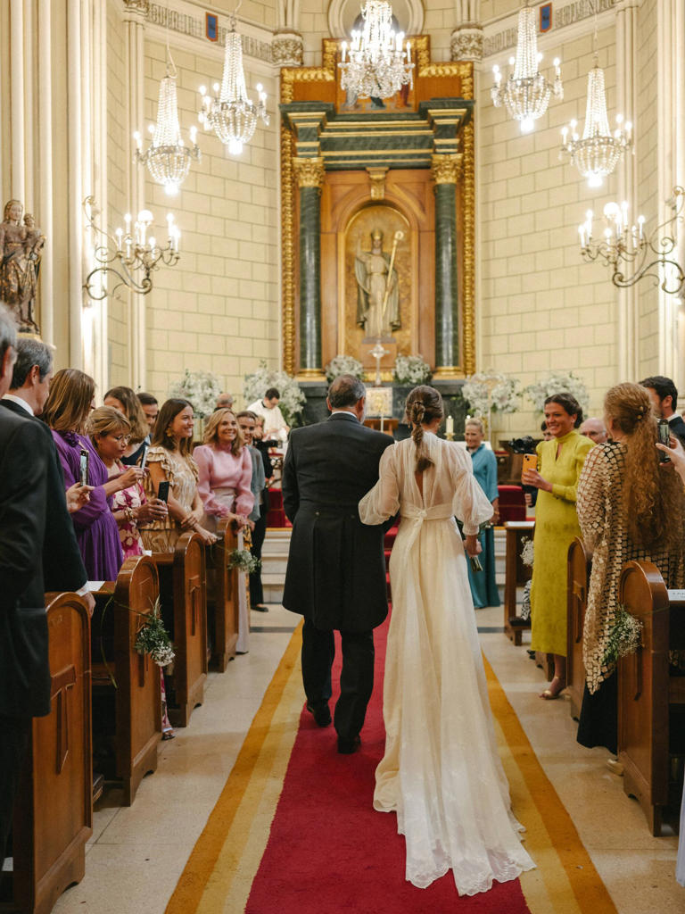 Abrimos el álbum de boda de Bea: una novia boho con vestido de encaje ...