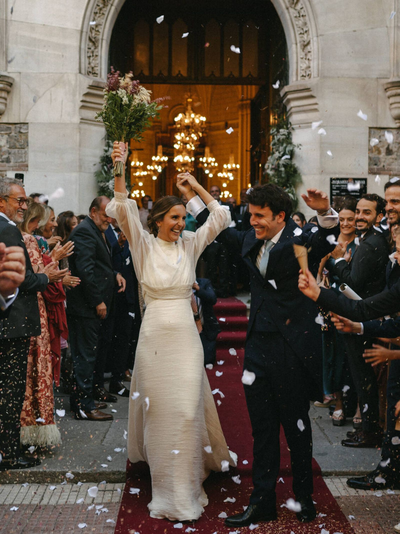 Abrimos el álbum de boda de Bea: una novia boho con vestido de encaje ...