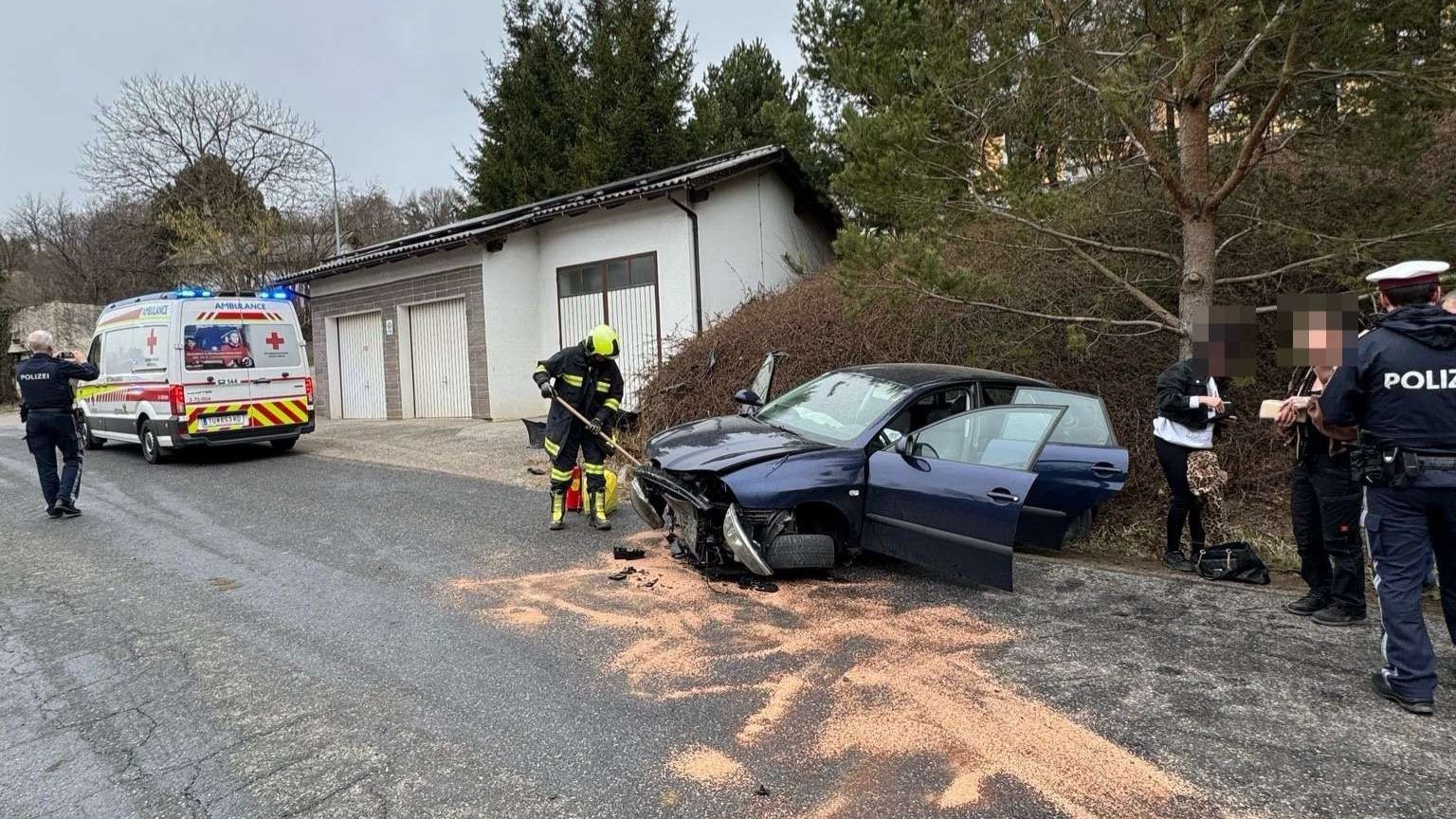 Autofahrerin donnert in Fahrafeld gegen Steinmauer