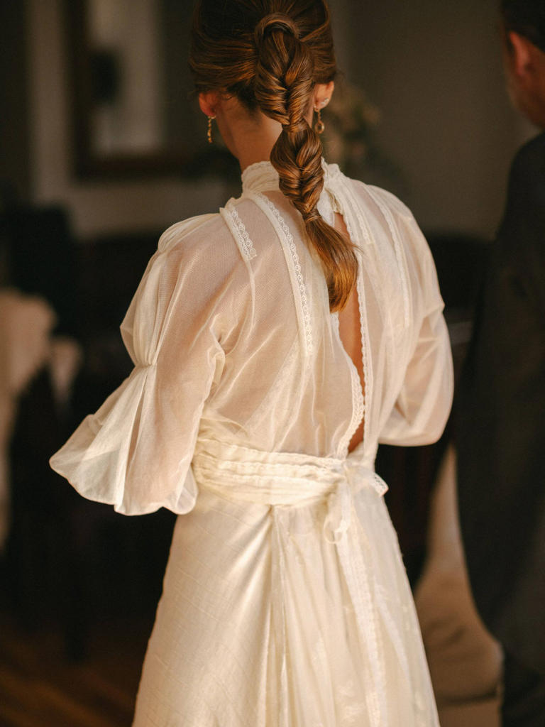 Abrimos el álbum de boda de Bea: una novia boho con vestido de encaje ...