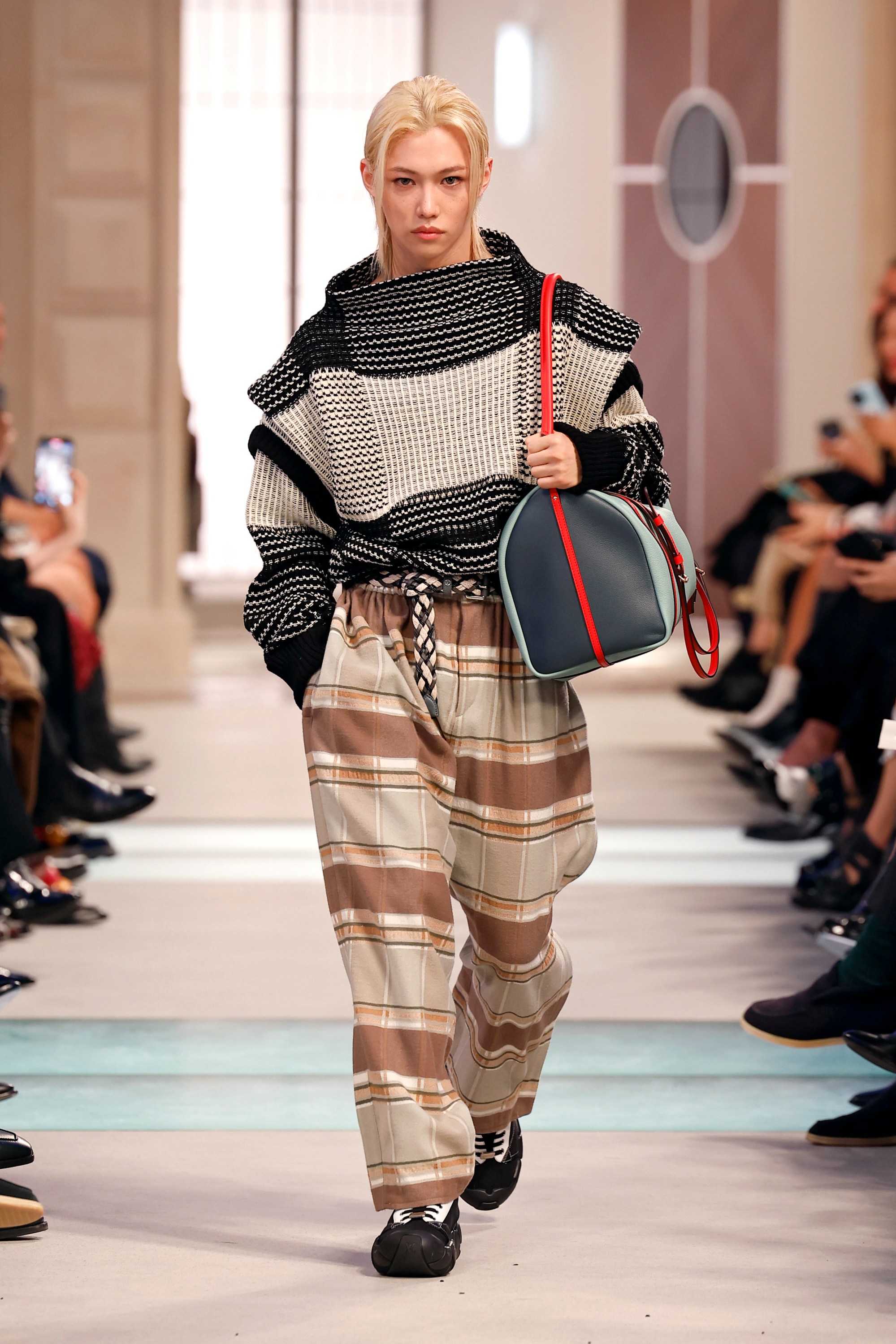 K-Pop Star Felix of Stray Kids Returns to the Runway for Louis Vuitton ...