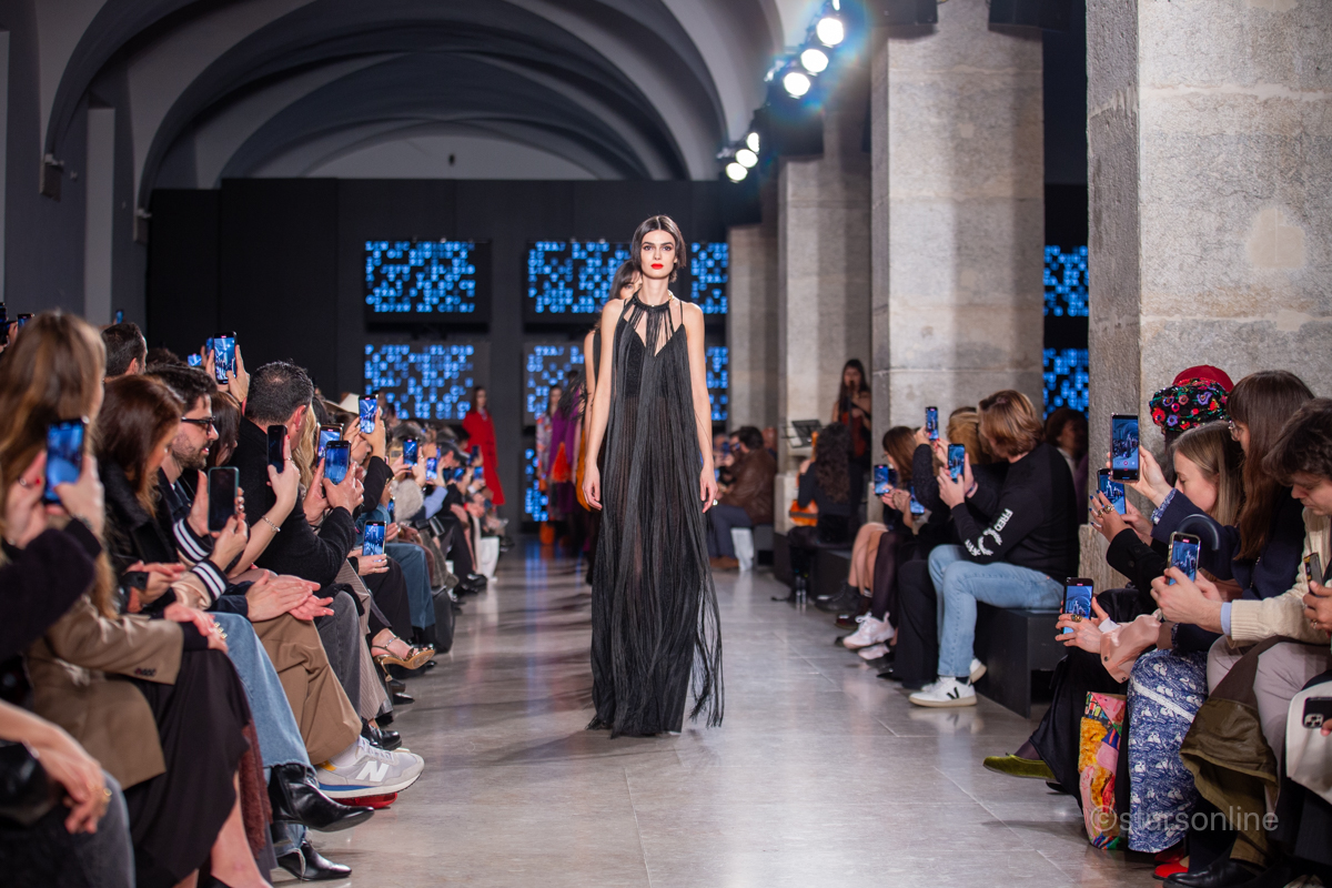 O equilíbrio delicado de Carlos Gil entre a exuberância e a ...