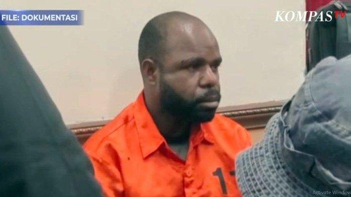 Sosok Yuni Enumbi,Pecatan TNI Pemasok Senjata Api ke KKB Beli Senjata ...