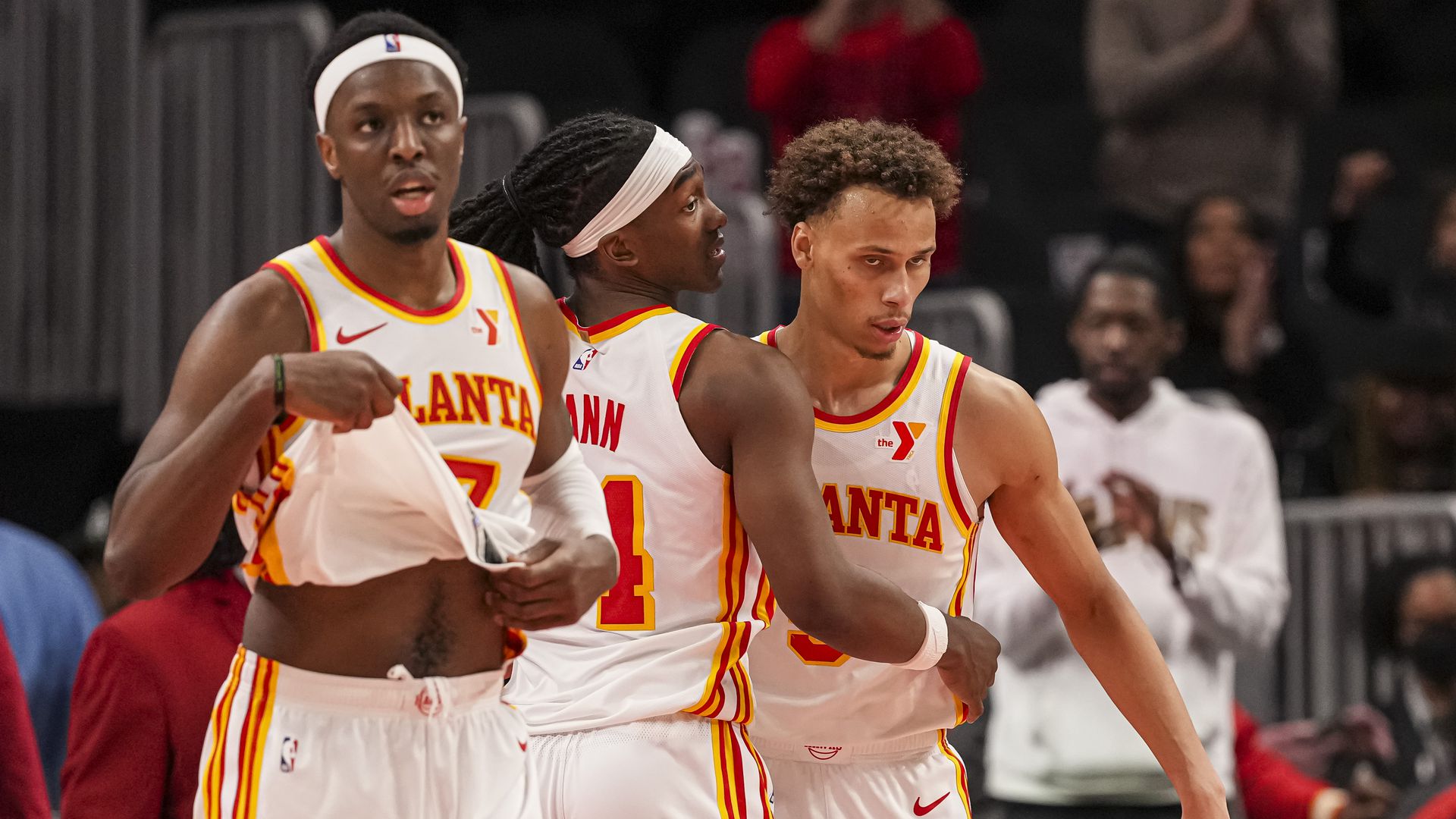 Hawks win third in row, defeat 76ers 132-123