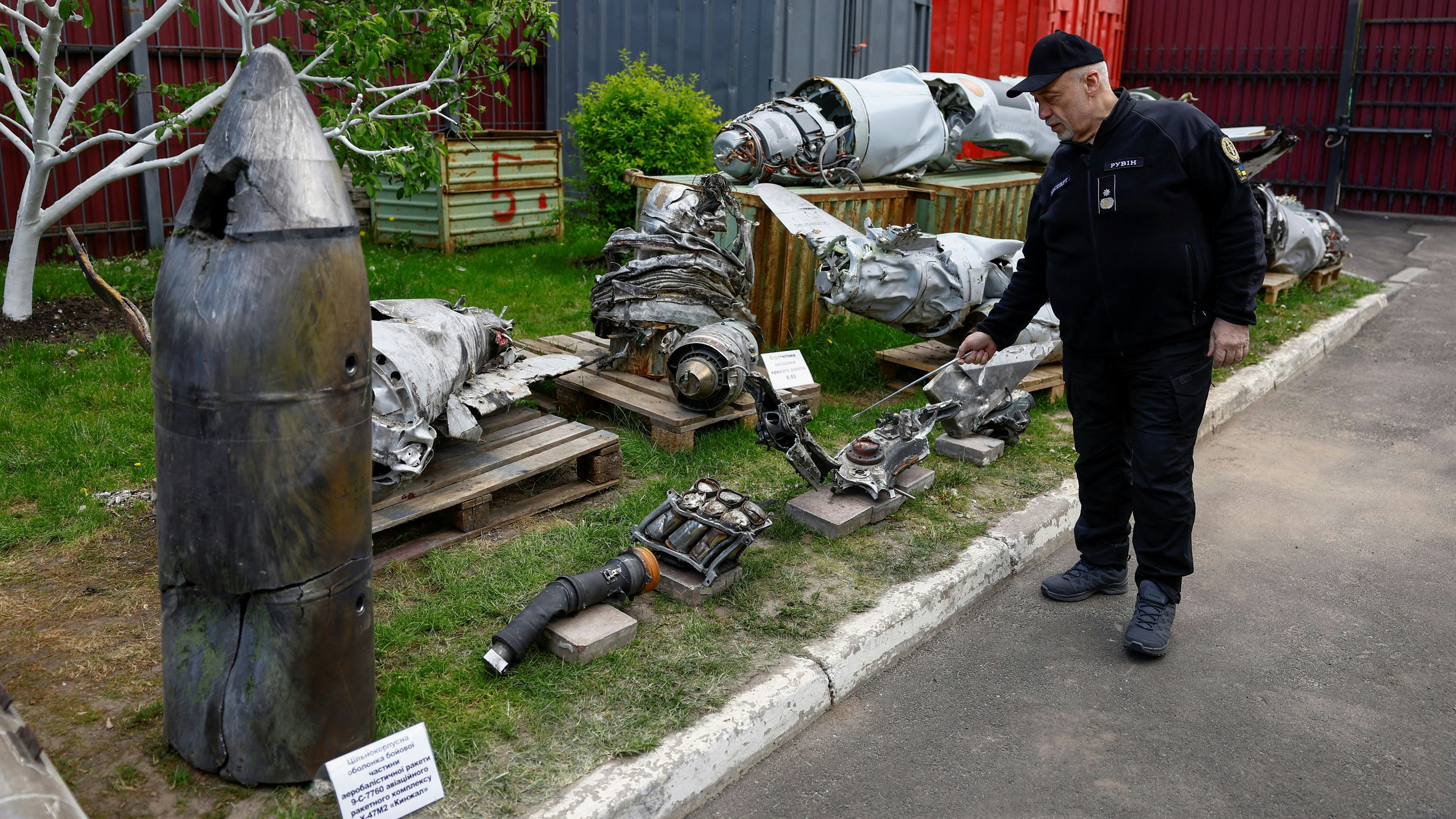Bilder: Trümmer einer Hyperschall-Rakete vom Typ "Kinschal" in Kiew