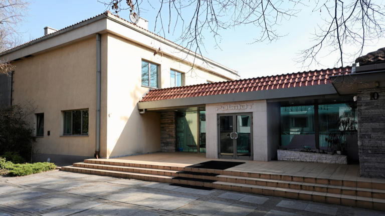 Legendarna willa z czasów PRL wystawiona na sprzedaż. Miał w niej ...