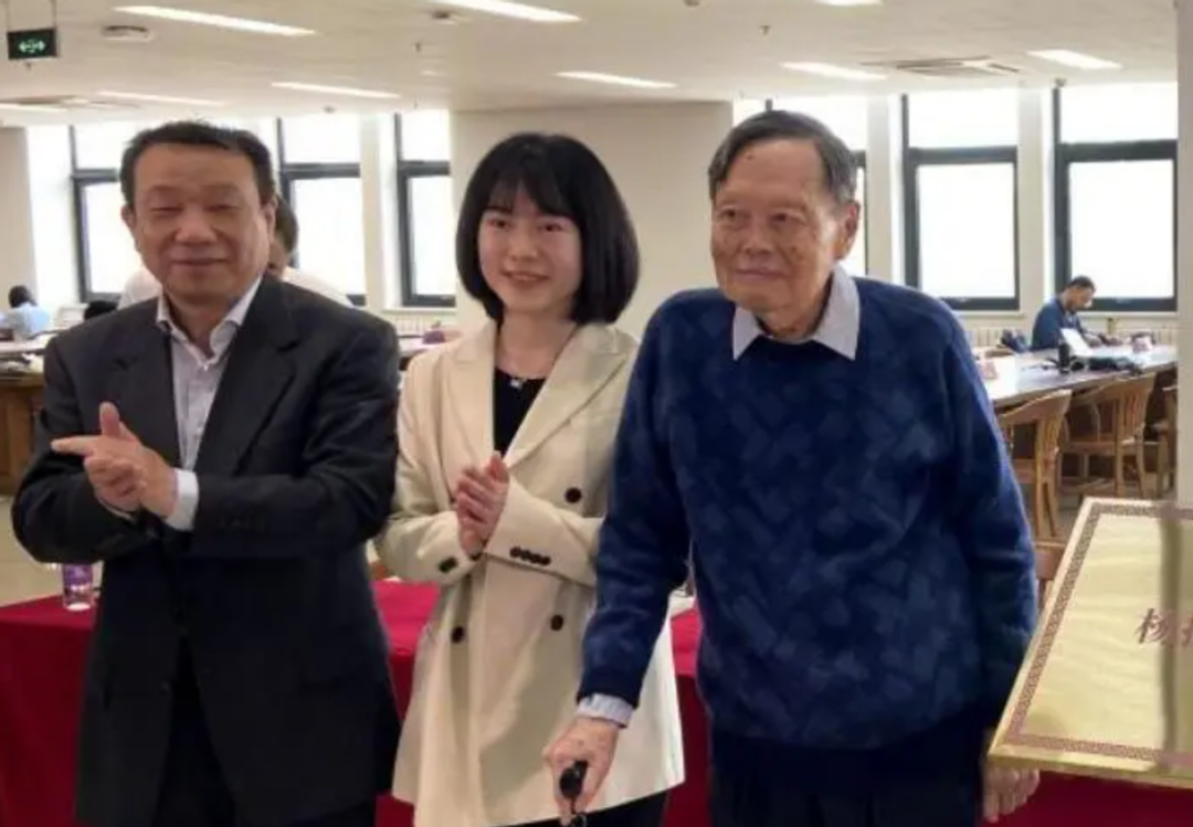 杨振宁翁帆合体亮相！他103岁勾腰驼背仍精神抖擞，48岁翁帆剪妹妹头嫩似少女