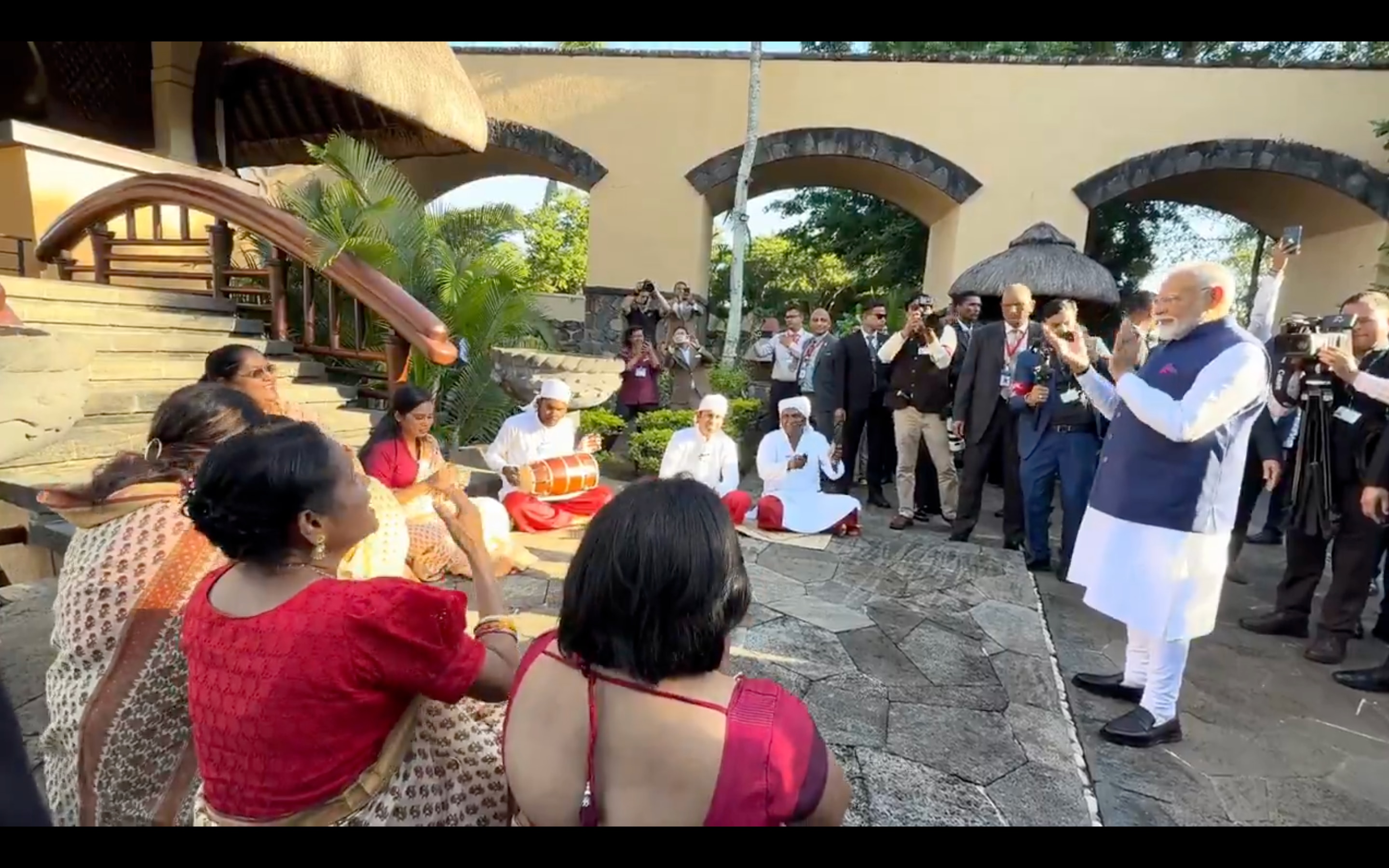 PM Modi Receives Traditional Bihari Welcome In Mauritius With Bhojpuri ...