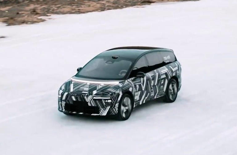 理想i8谍照曝光！轻伪装前脸神似MEGA，中大型纯电SUV将亮相7月？