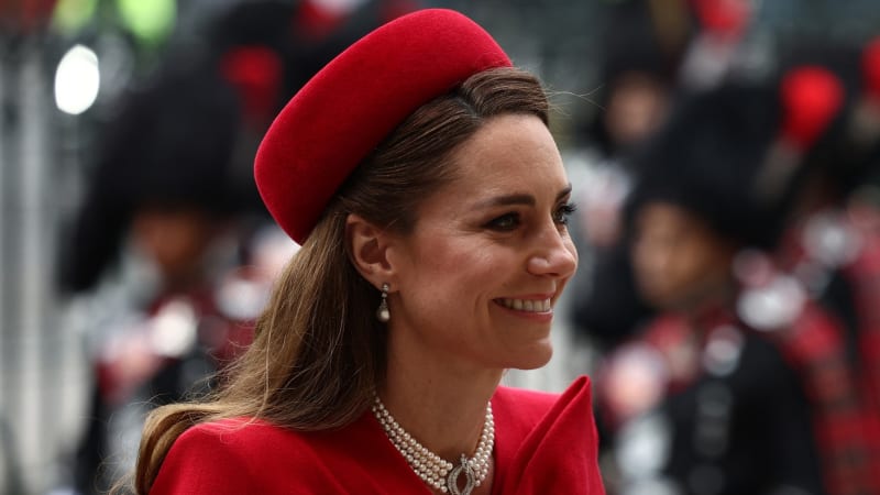 Kate a Karel III. zpět ve službě: Princezna oslnila v červené, král ...