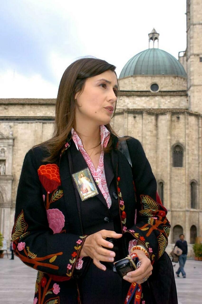 Claudia Koll: «Stanotte sono andata in ospedale con mio figlio». Poi la ...