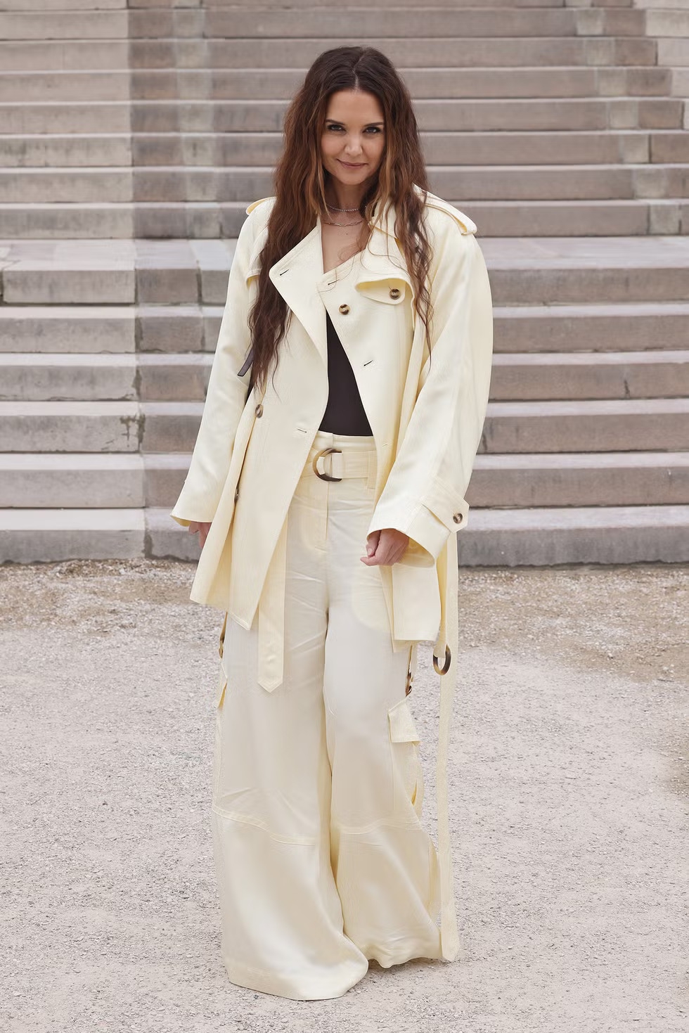 Katie Holmes Tampil Elegan dengan Busana Berbahan Sutra Warna Lemon ...