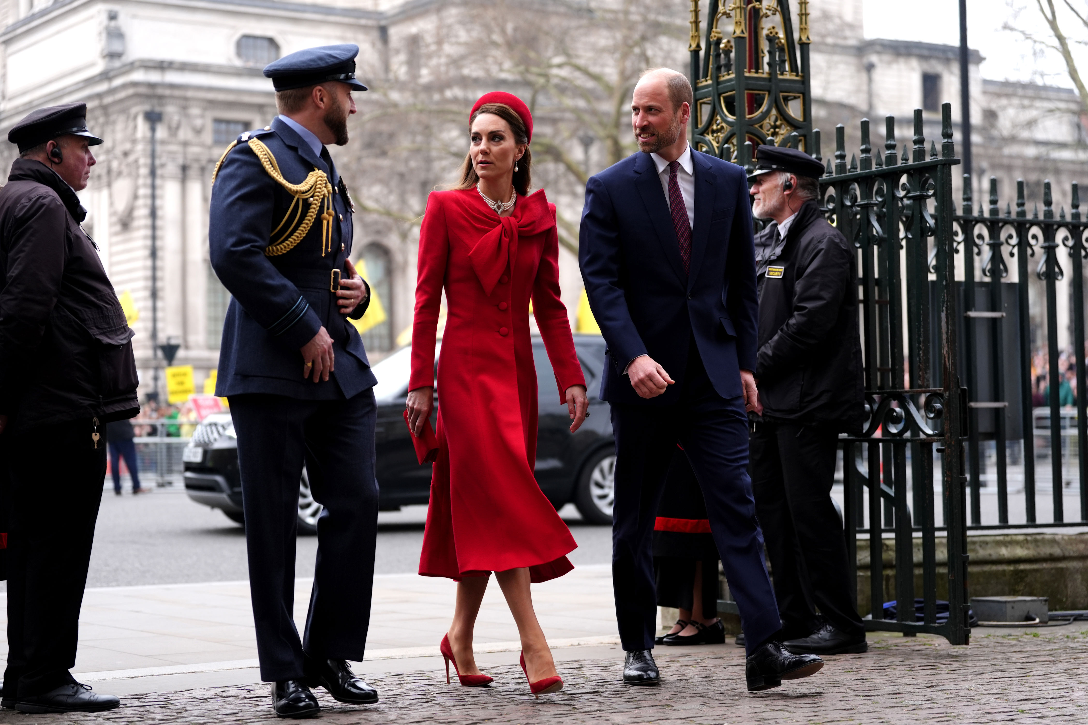 Prinses Kate in krachtig rood tijdens Commonwealth Day