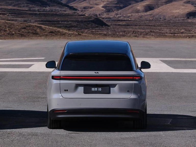 理想i8谍照曝光！轻伪装前脸神似MEGA，中大型纯电SUV将亮相7月？