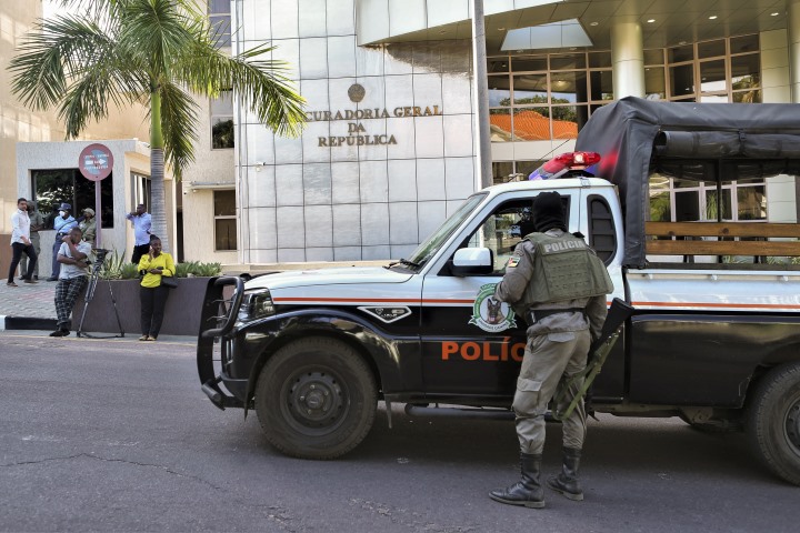 Polícia lança gás próximo à PGR em Maputo para afastar apoiantes de ...