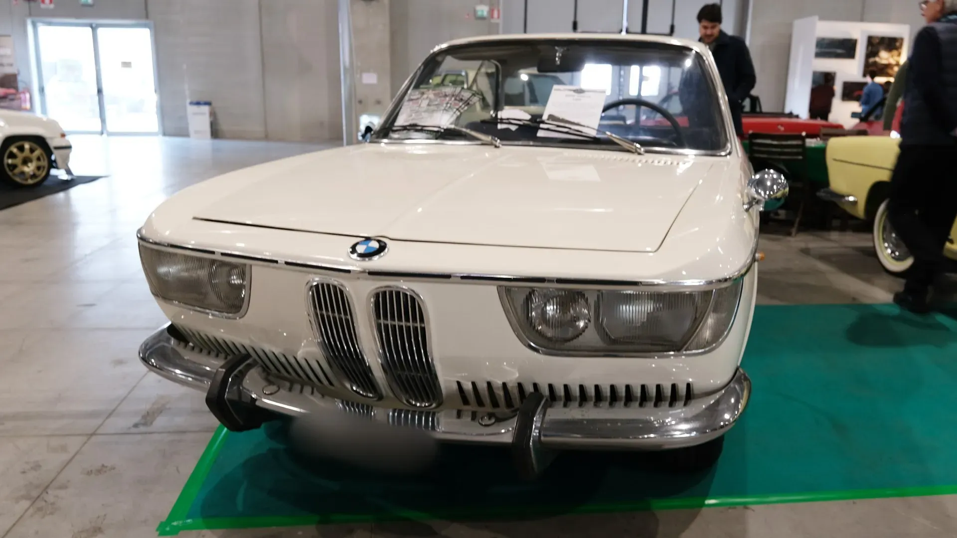 BMW 2000 CS: imponente ed elegante. Le foto