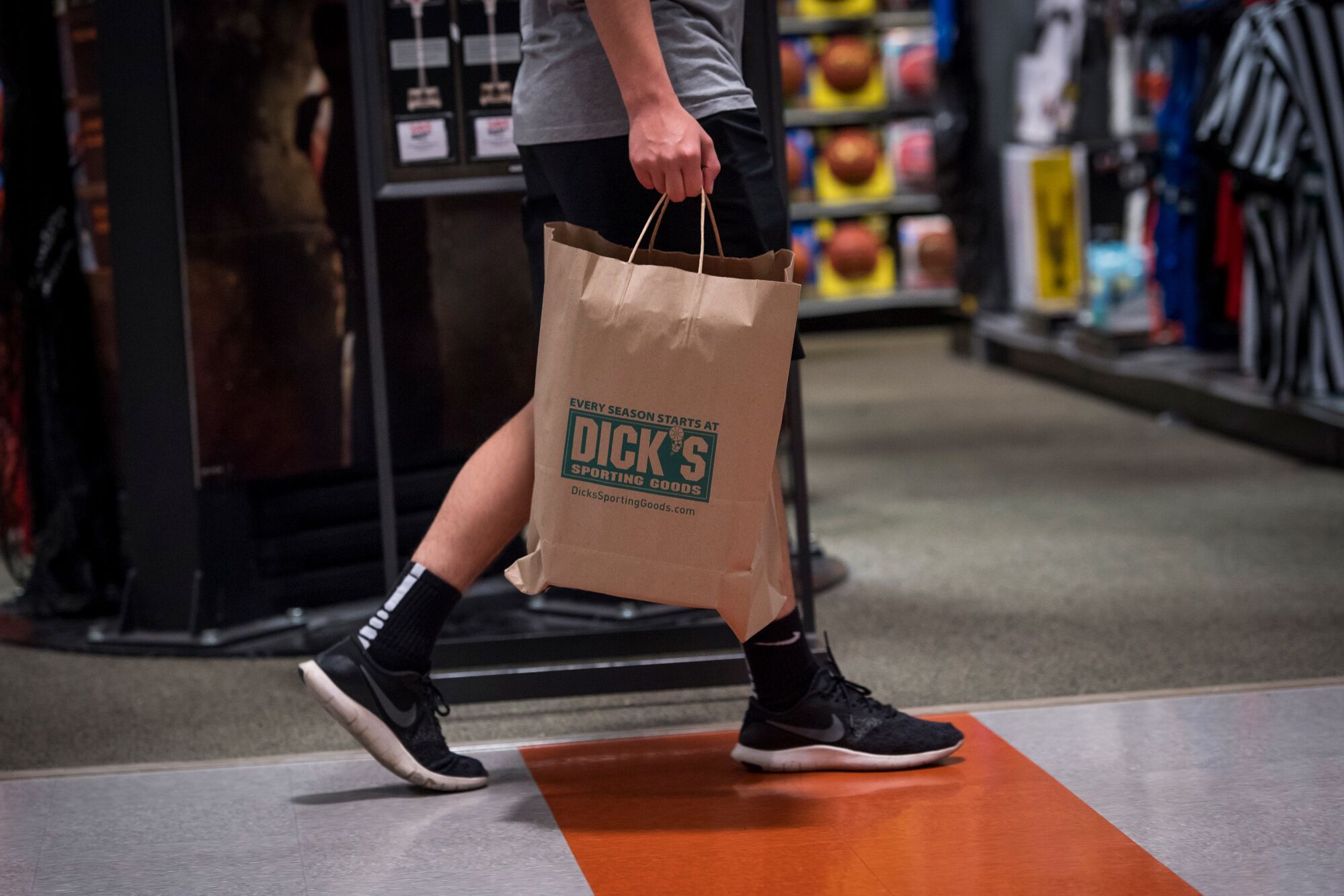 Dick’s Sporting Gives Downbeat Outlook With Sales Beat