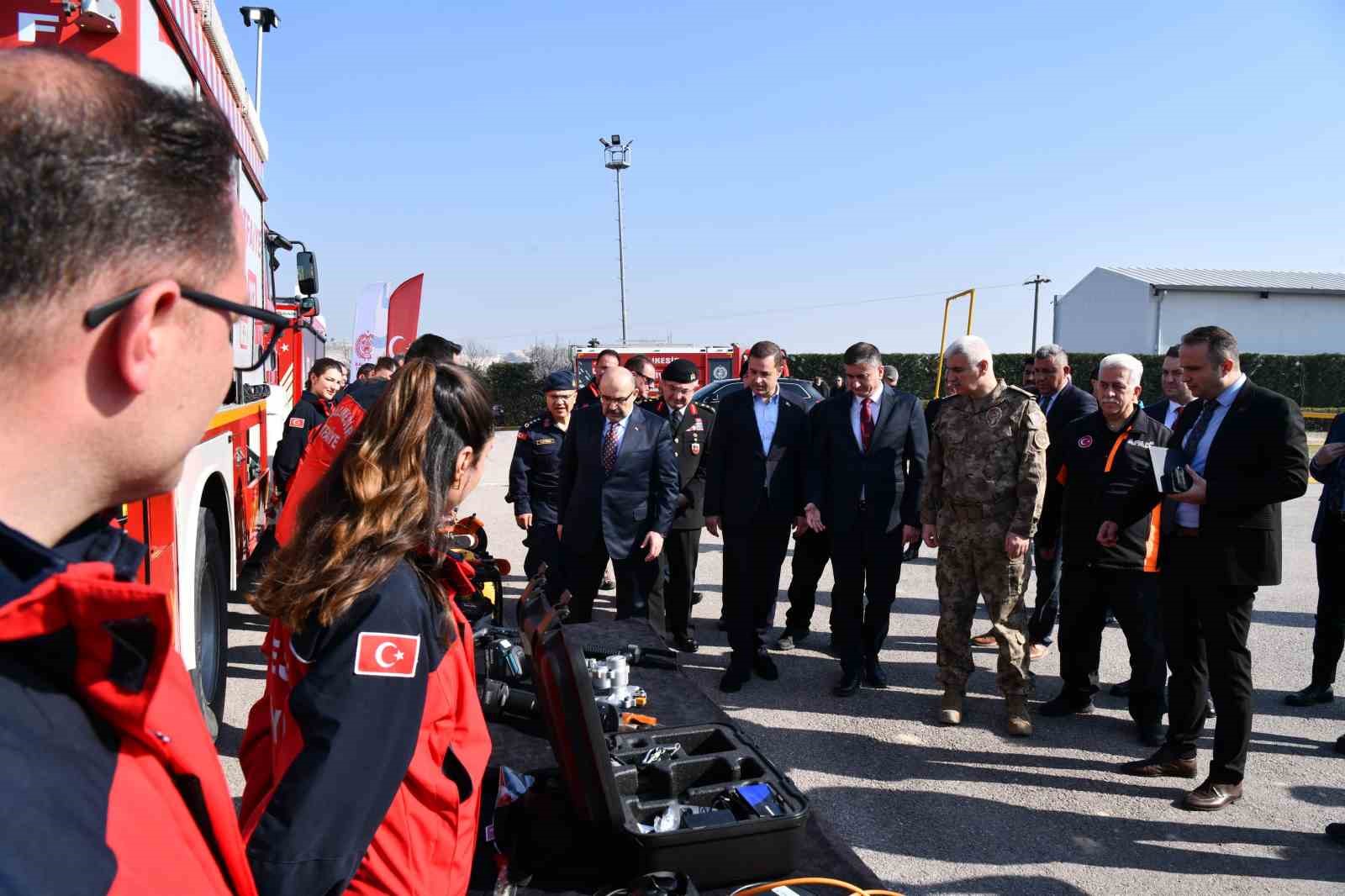 Balıkesir Büyükşehir İtfaiyesi ortak tatbikatta göz doldurdu