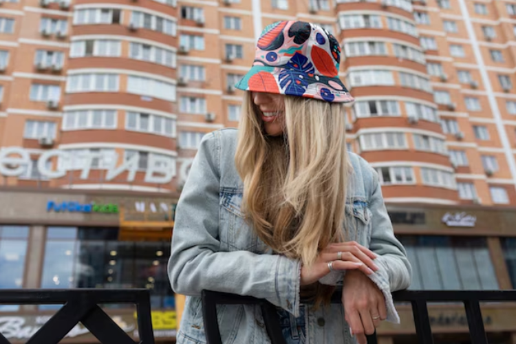 9 Ide Outfit Trendi dengan Bucket Hat, Cocok untuk Berbagai Kesempatan ...