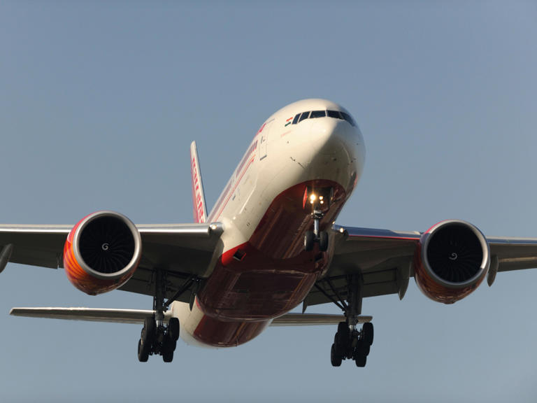 9-hour flight to nowhere after 8 bathrooms stopped working when bags ...