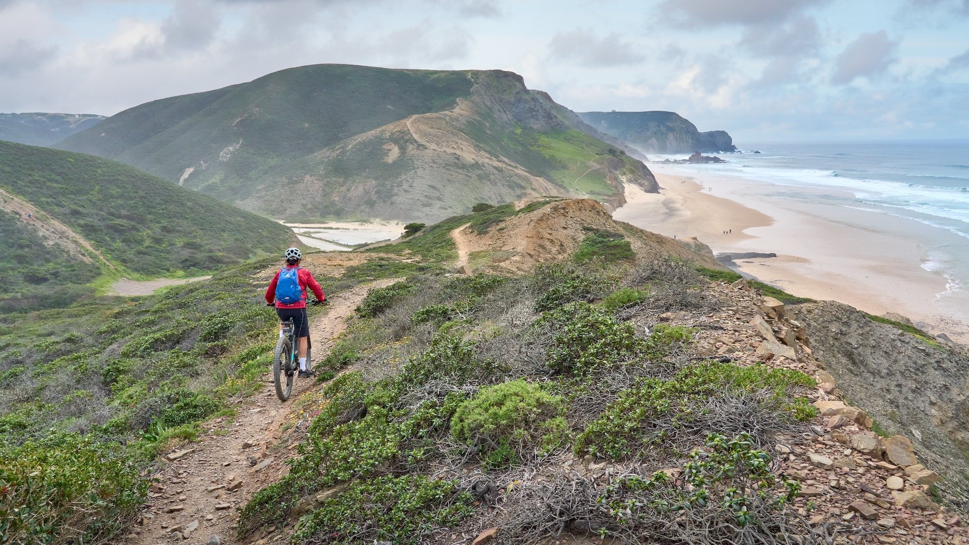This bicycle route that takes you along the entire Portuguese coast is ...