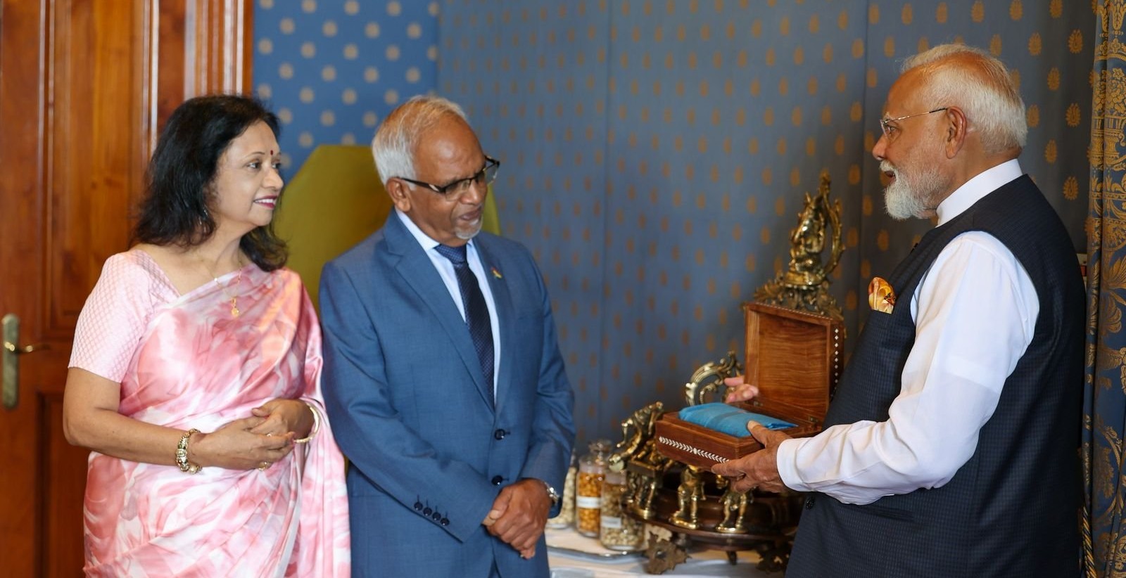 PM Modi Gifts Banarasi Saree To Mauritius First Lady During His Two-Day ...