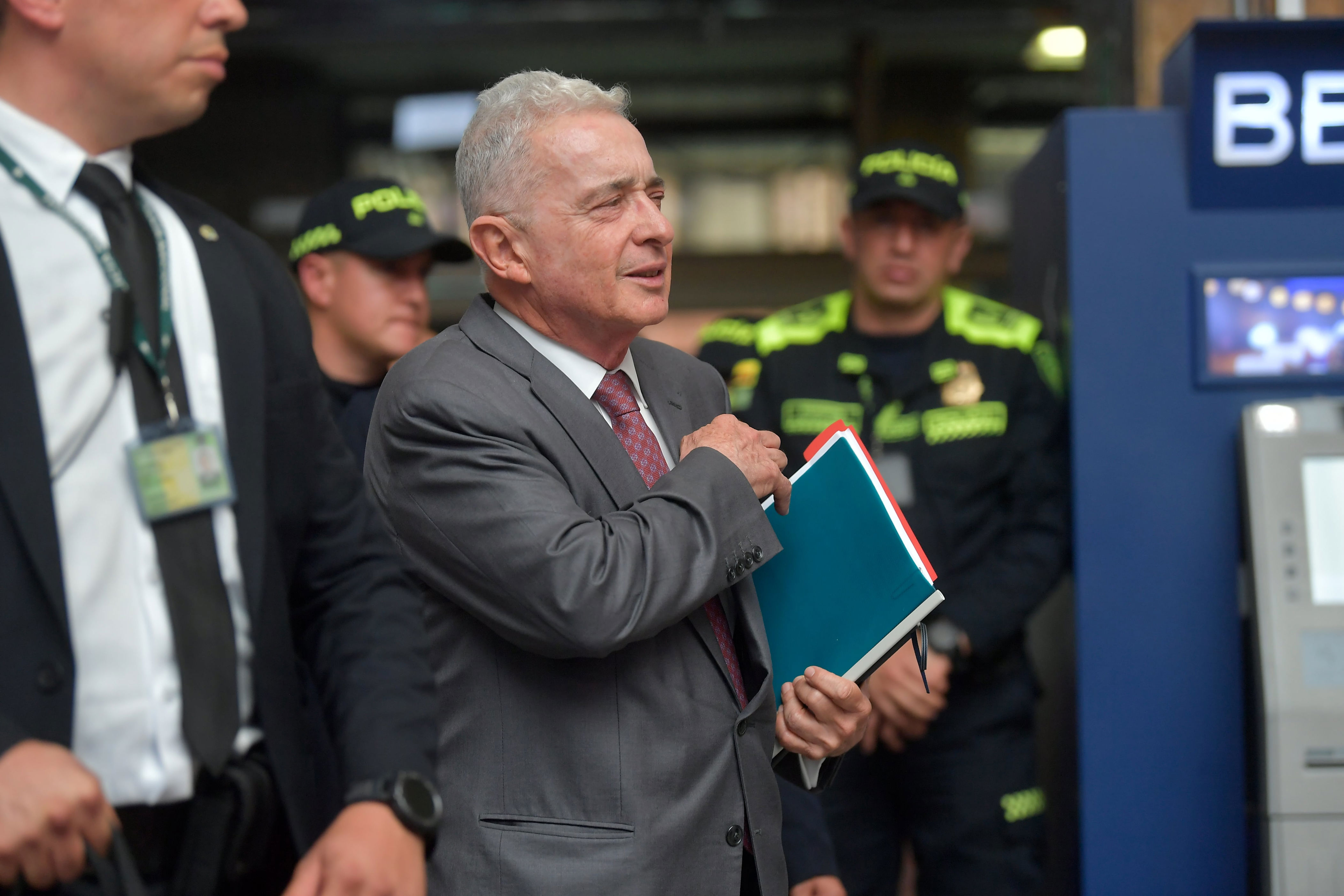 Juicio contra Uribe: sube al estrado Carlos López, alias Caliche ...