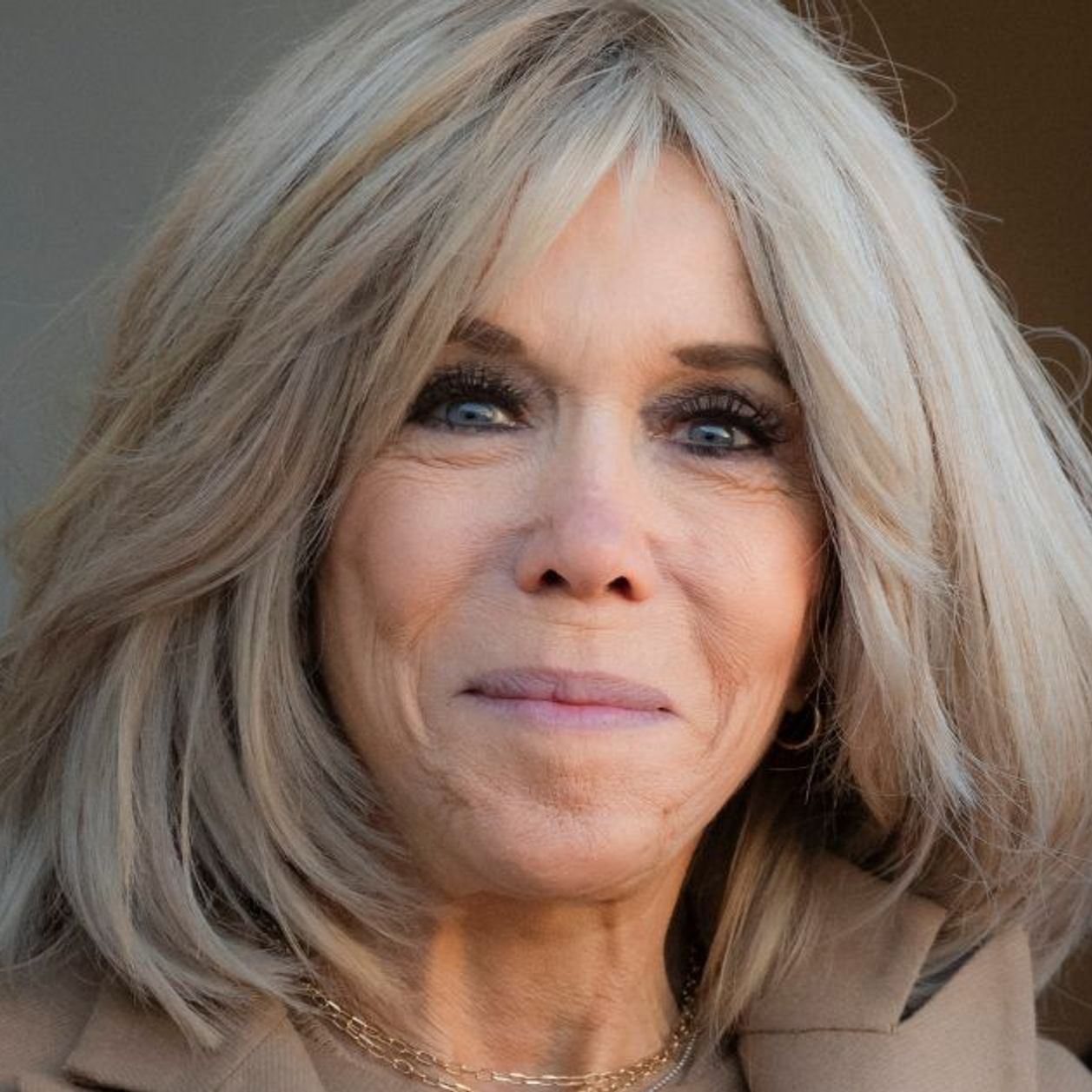 Fini le tailleur classique, Brigitte Macron plus rock que jamais en ...