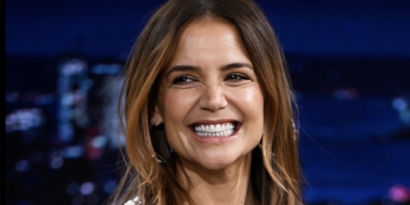 Katie Holmes se atreve a lucir un body ultra escotado