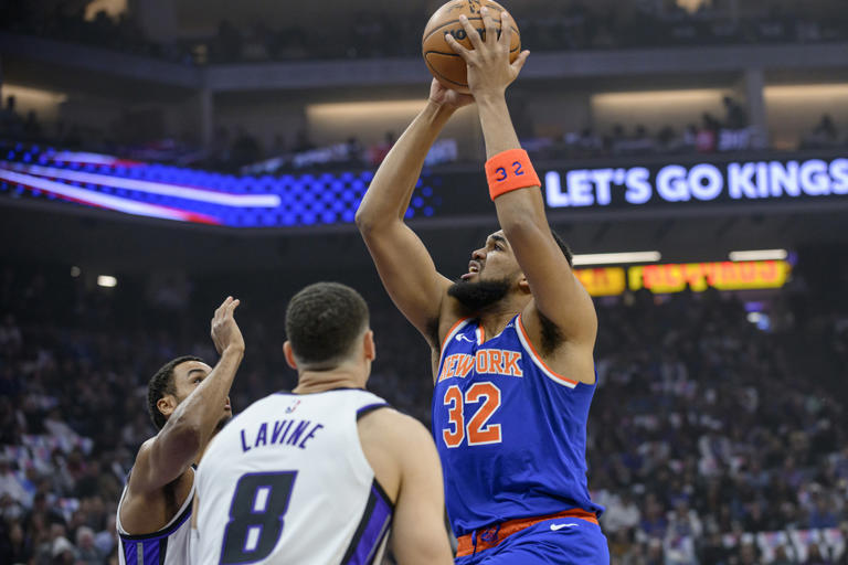 Karl-Anthony Towns leads Knicks in 133-104 romp at Kings