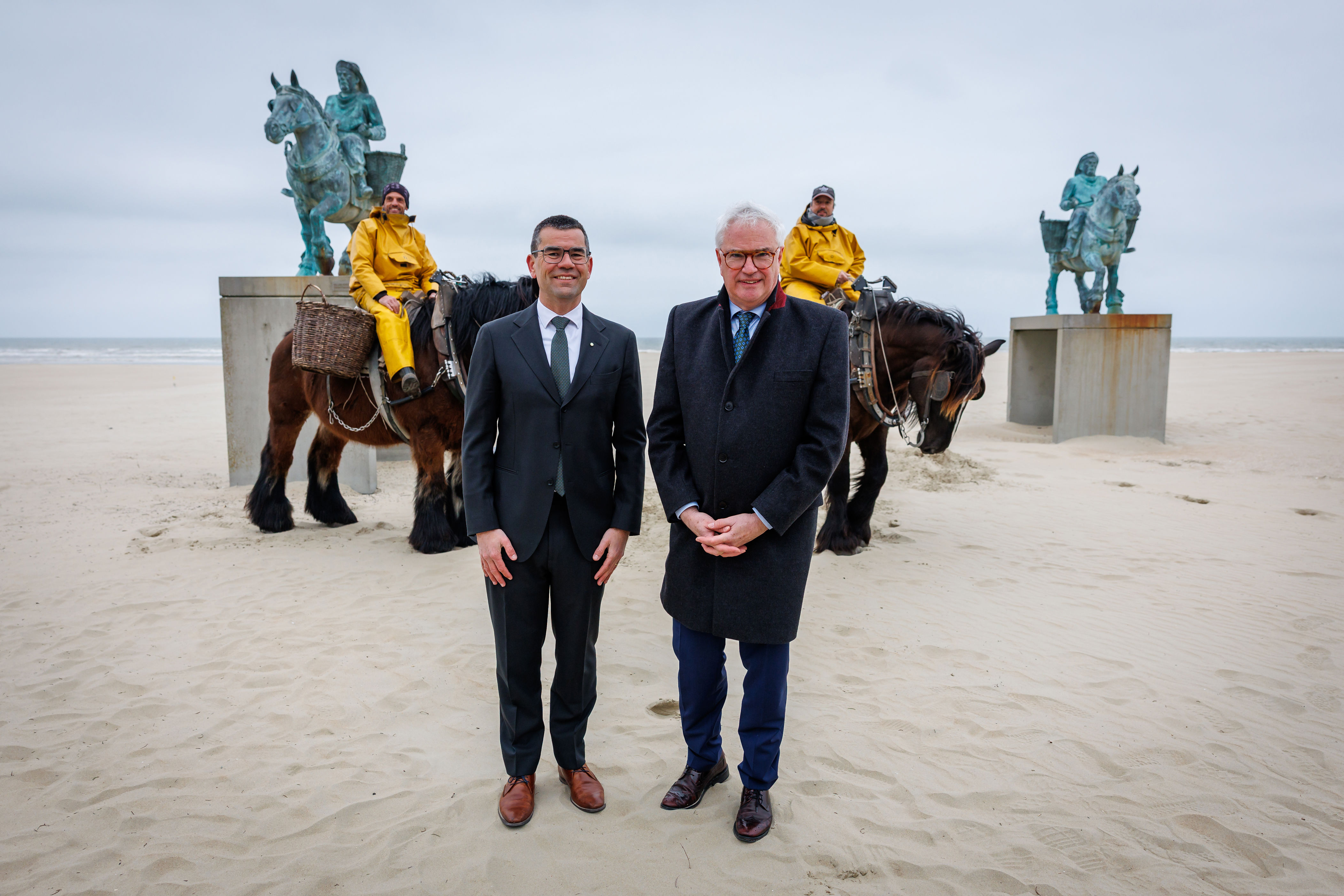 Sander Loones legt eed af als burgemeester op strand van Koksijde