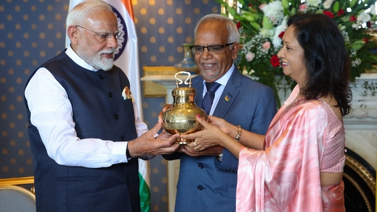 Narendra Modi in Mauritius: PM gifts Gangajal from Maha Kumbh to ...