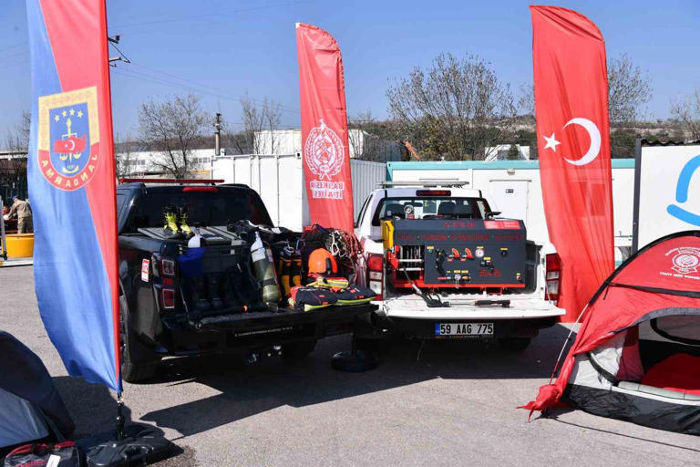 Balıkesir Büyükşehir İtfaiyesi ortak tatbikatta göz doldurdu