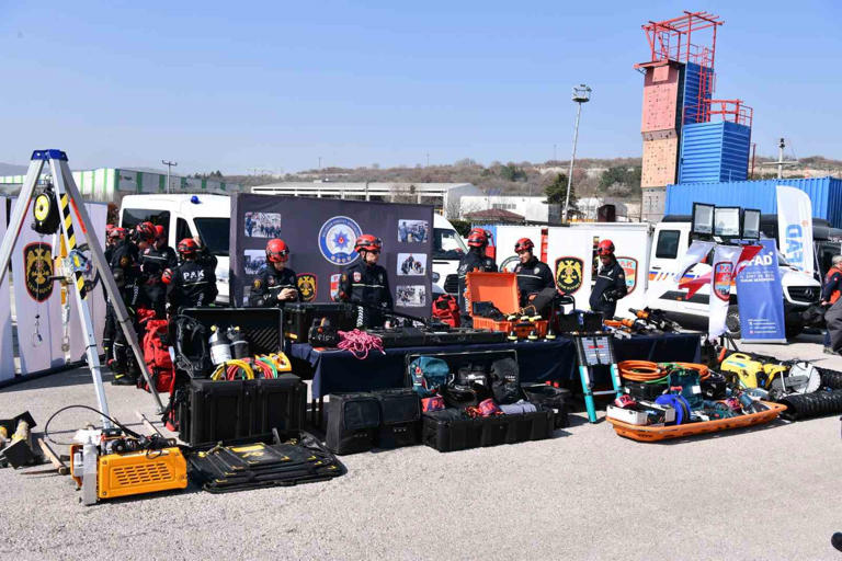 Balıkesir Büyükşehir İtfaiyesi ortak tatbikatta göz doldurdu