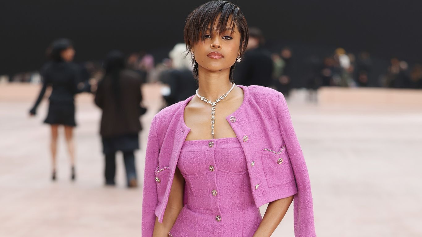 Tyla fait sensation au défilé Chanel à Paris
