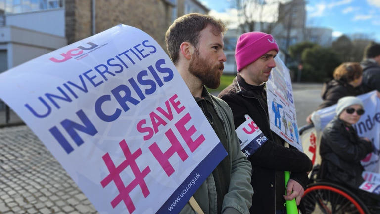 Dundee University to cut 632 jobs to plug £35m deficit Dundee University to cut 632 jobs to plug £35m deficit