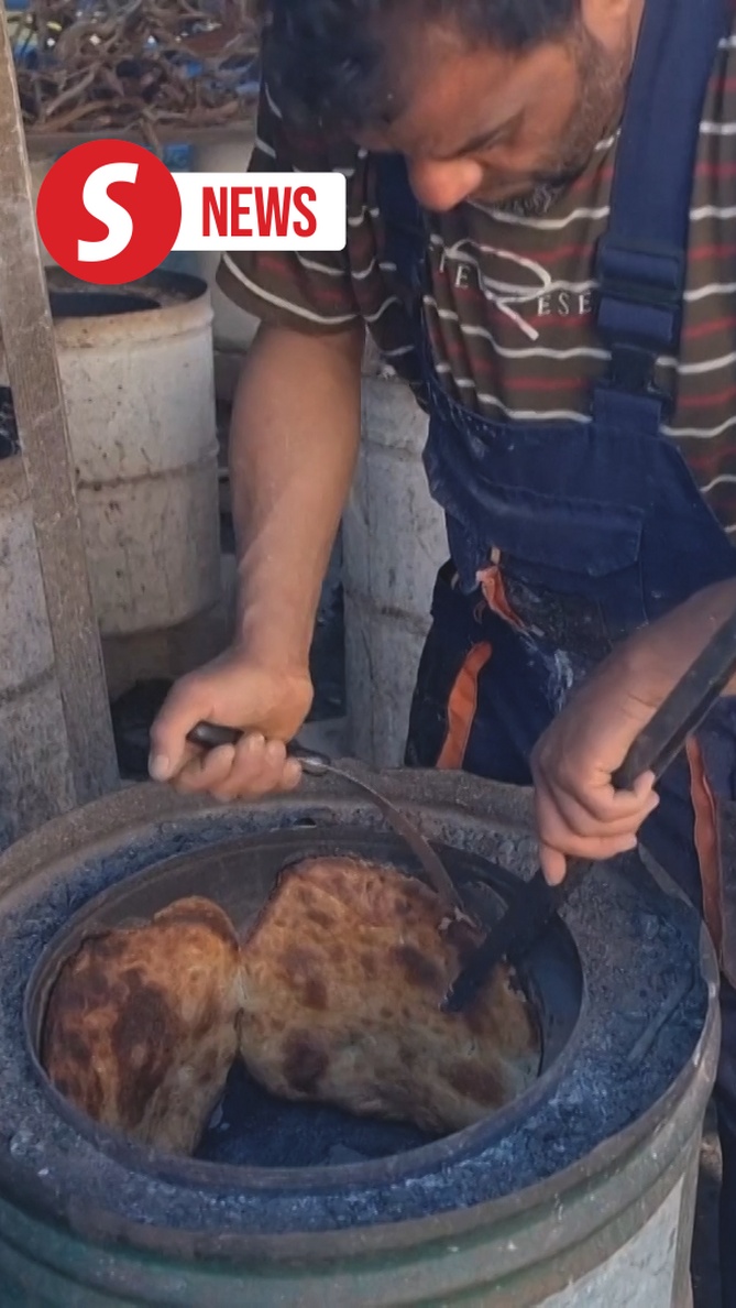 Libyans gather to buy Tannour, Ramadan traditional bread