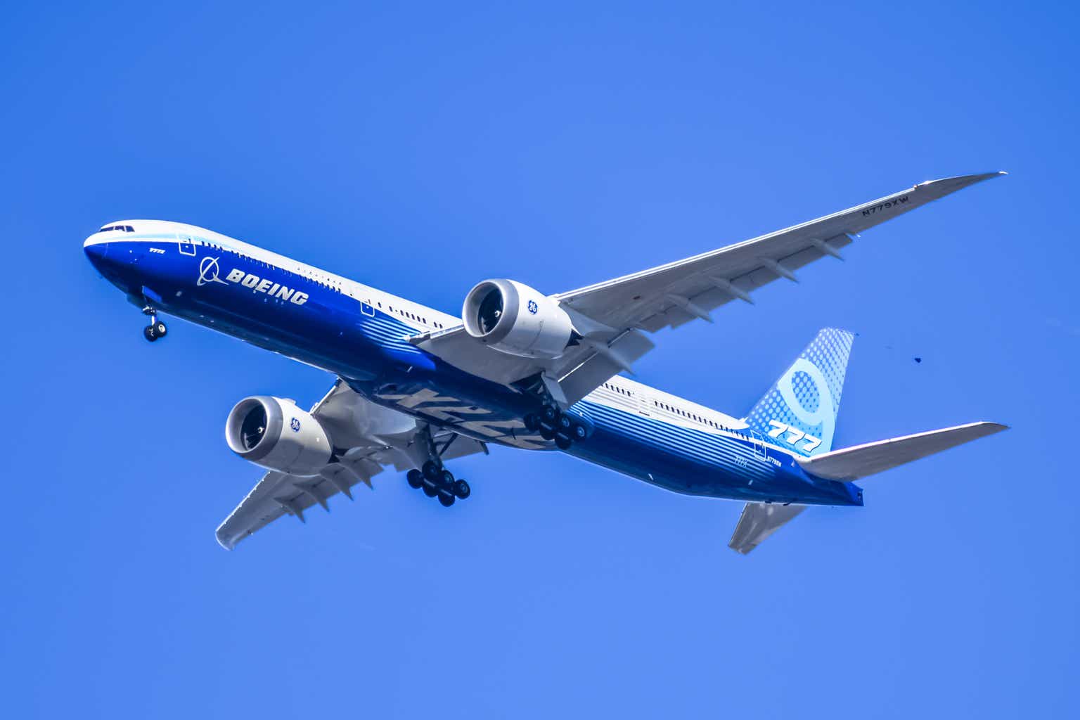 Boeing widens Airbus lead on strong November orders