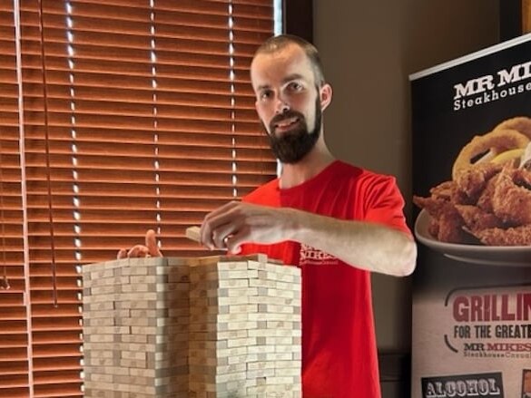 En empilant plus de 3000 blocs Jenga, cet Ontarien établit un nouveau ...