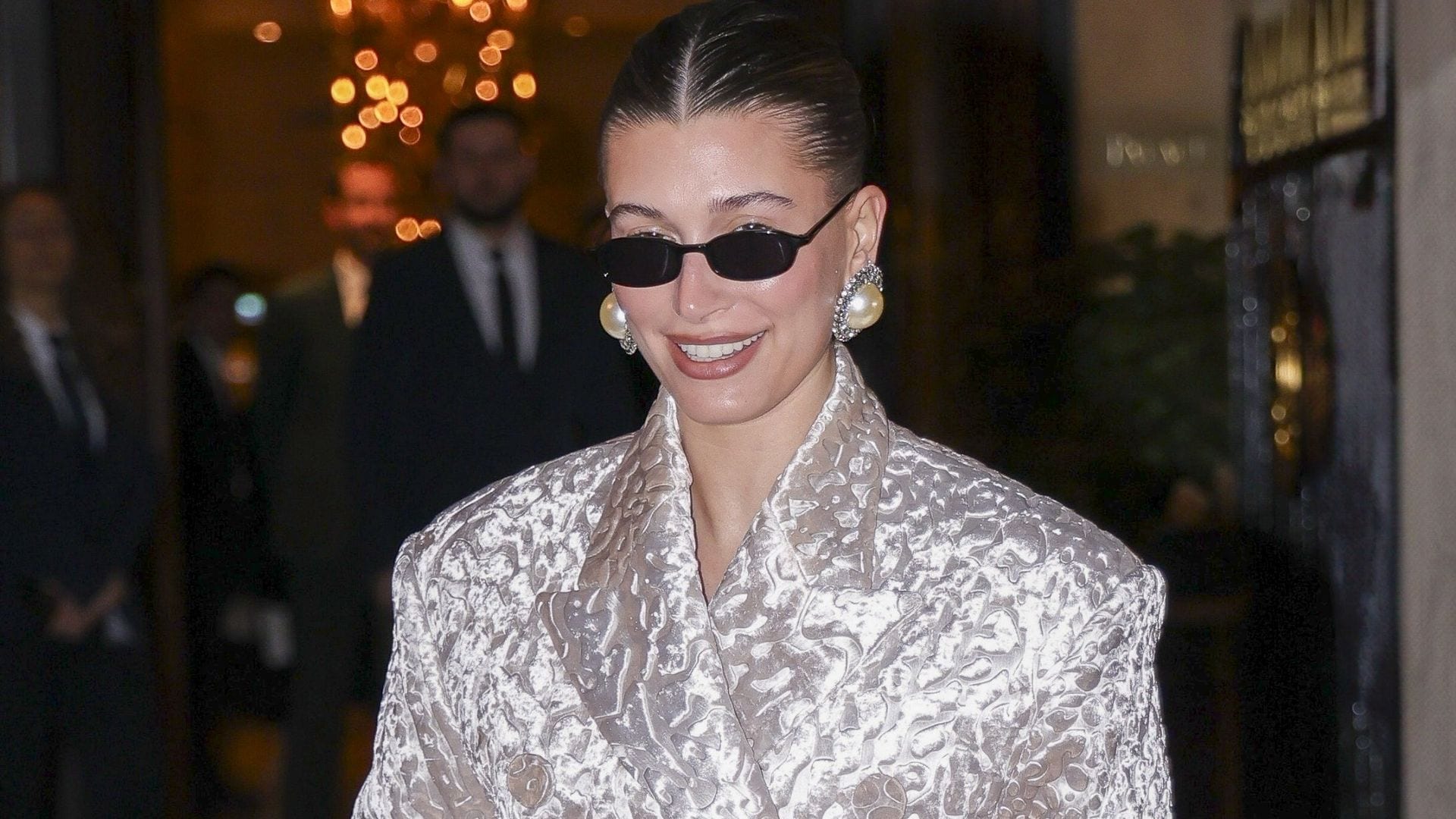 Hailey Bieber deslumbra con un blazer brillante de Schiaparelli en París