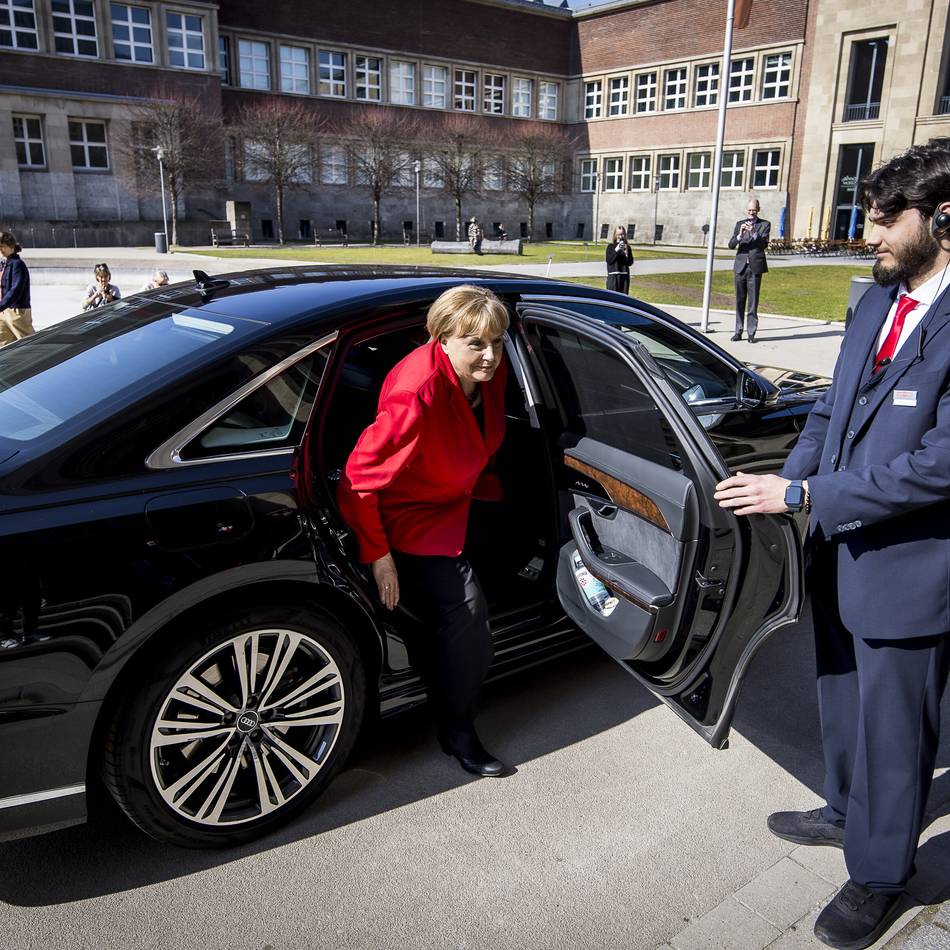 Merkel-Double sorgt in Düsseldorfer Ausstellung für Aufsehen