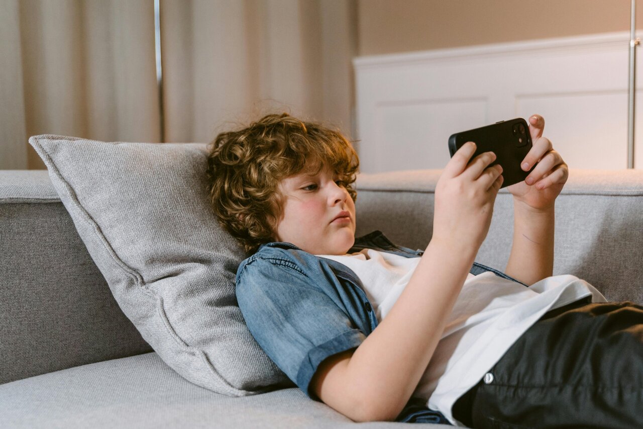 Addictive screen use, not total screen time, linked to youth suicide risk