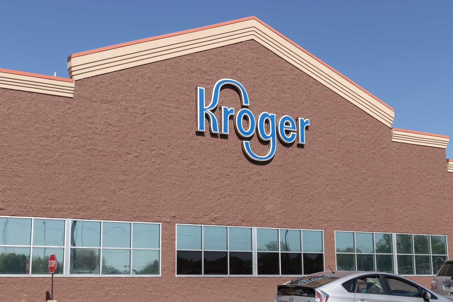 Grocery store wars: Kroger is fighting Albertsons over a $600M merger ...